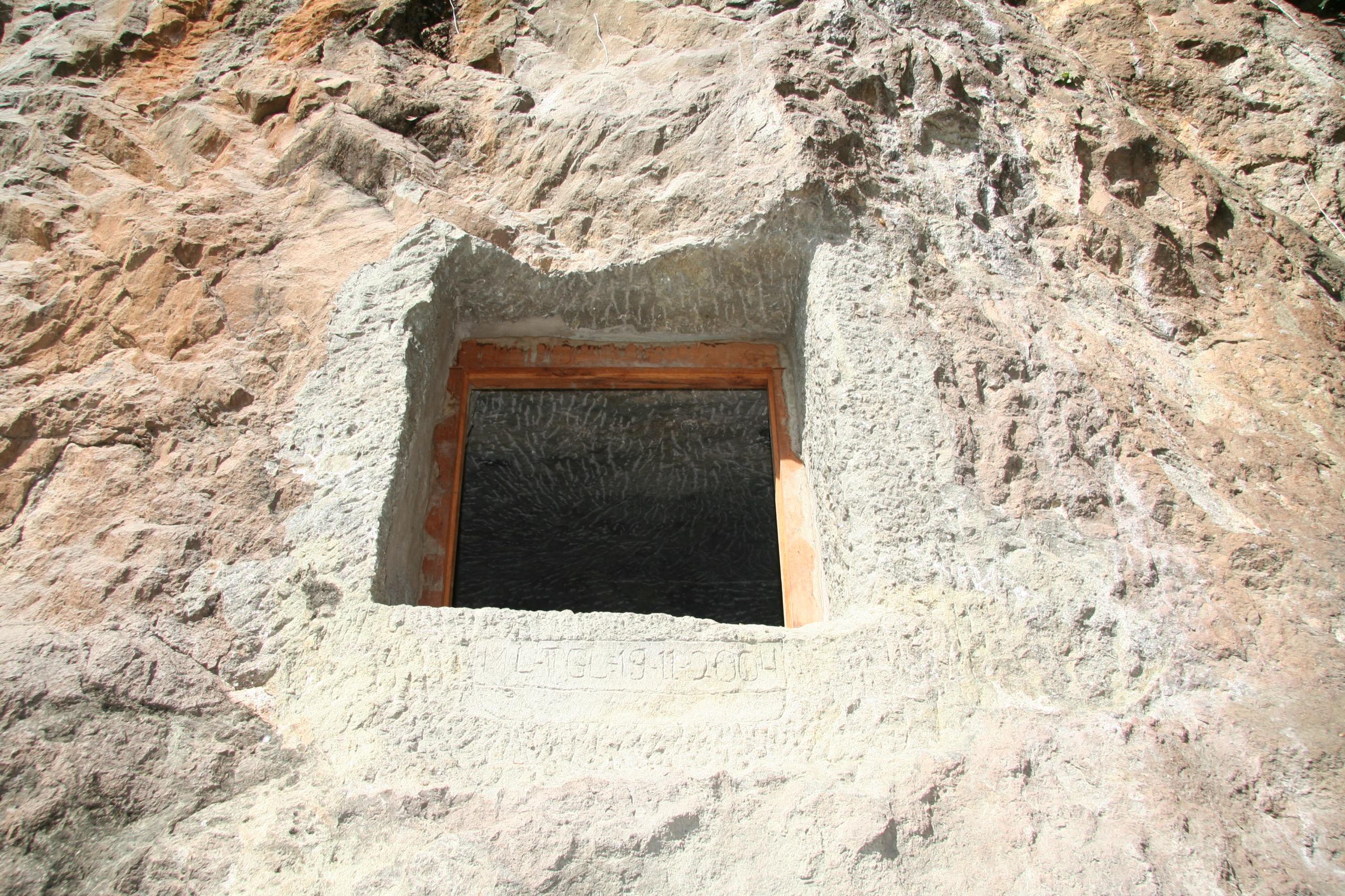 Stone tomb in a rock wall at Lemo (Toraja Land (Torajaland), Sulawesi)